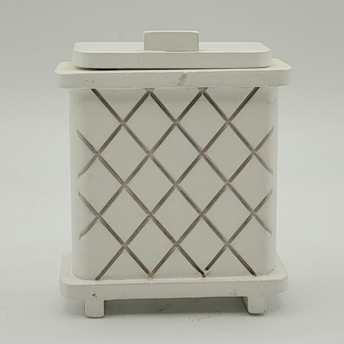 White Clothes Hamper - 1/12 Scale Dollhouse Miniature – Freedom Miniatures