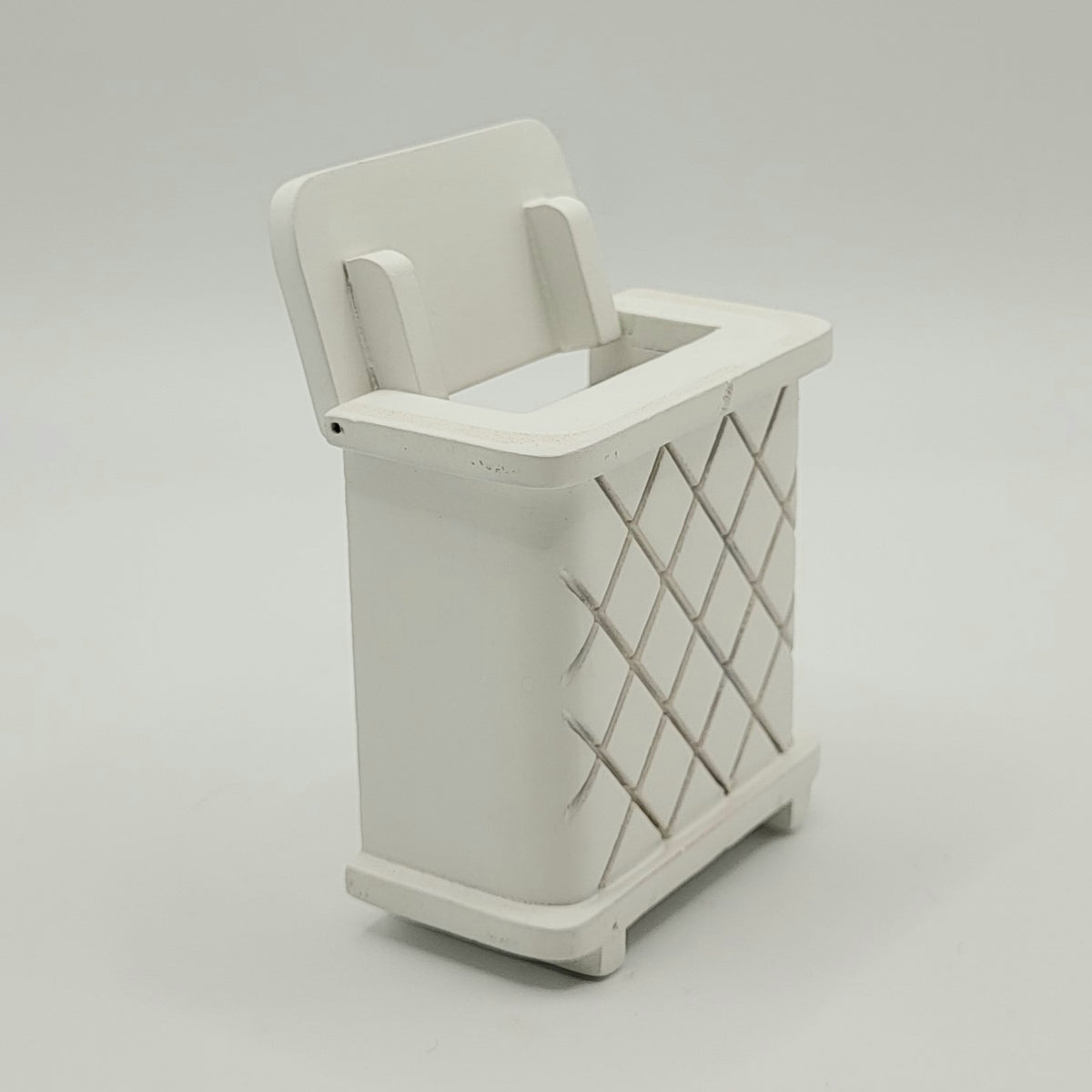White Clothes Hamper - 1/12 Scale Dollhouse Miniature – Freedom Miniatures